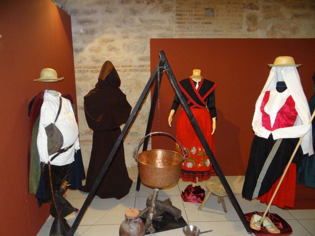 La capilla del Oidor expone moda de Cervantes y trajes del Quijote ...