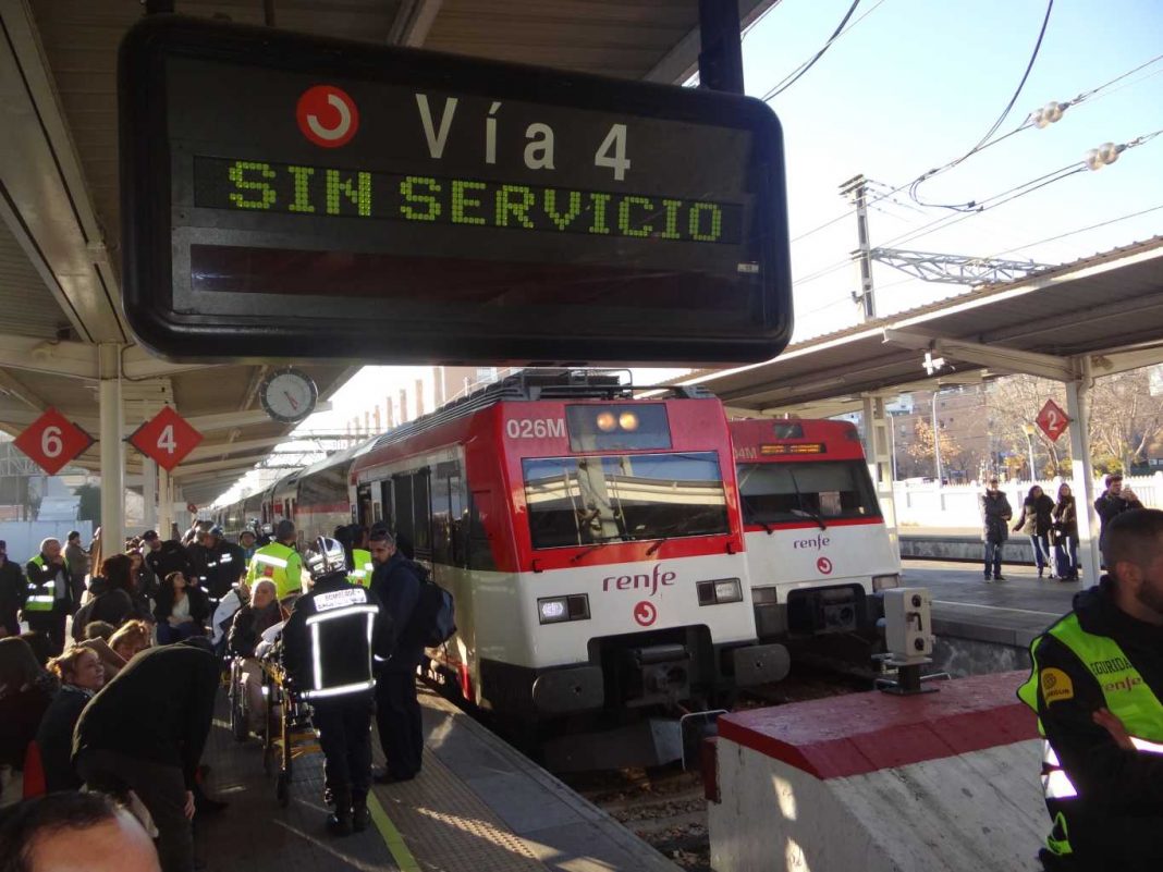 Accidente de un tren en la estación de RENFE de Alcalá de Henares ...