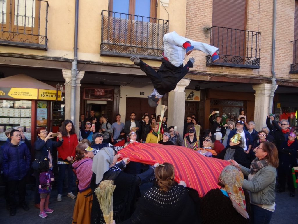 El Pasacalles Manteo del pelele volvió al Carnaval de Alcalá de Henares ...