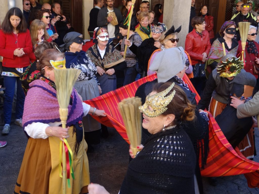 El Pasacalles Manteo del pelele volvió al Carnaval de Alcalá de Henares ...