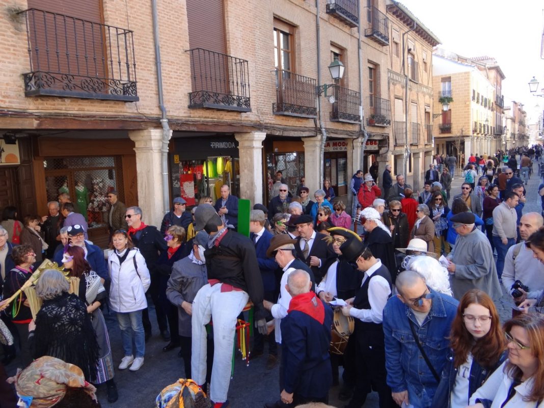 El Pasacalles Manteo del pelele volvió al Carnaval de Alcalá de Henares ...