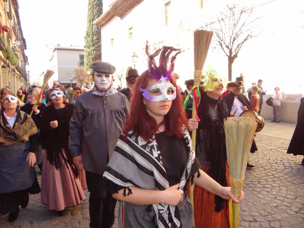 El Pasacalles Manteo del pelele volvió al Carnaval de Alcalá de Henares ...