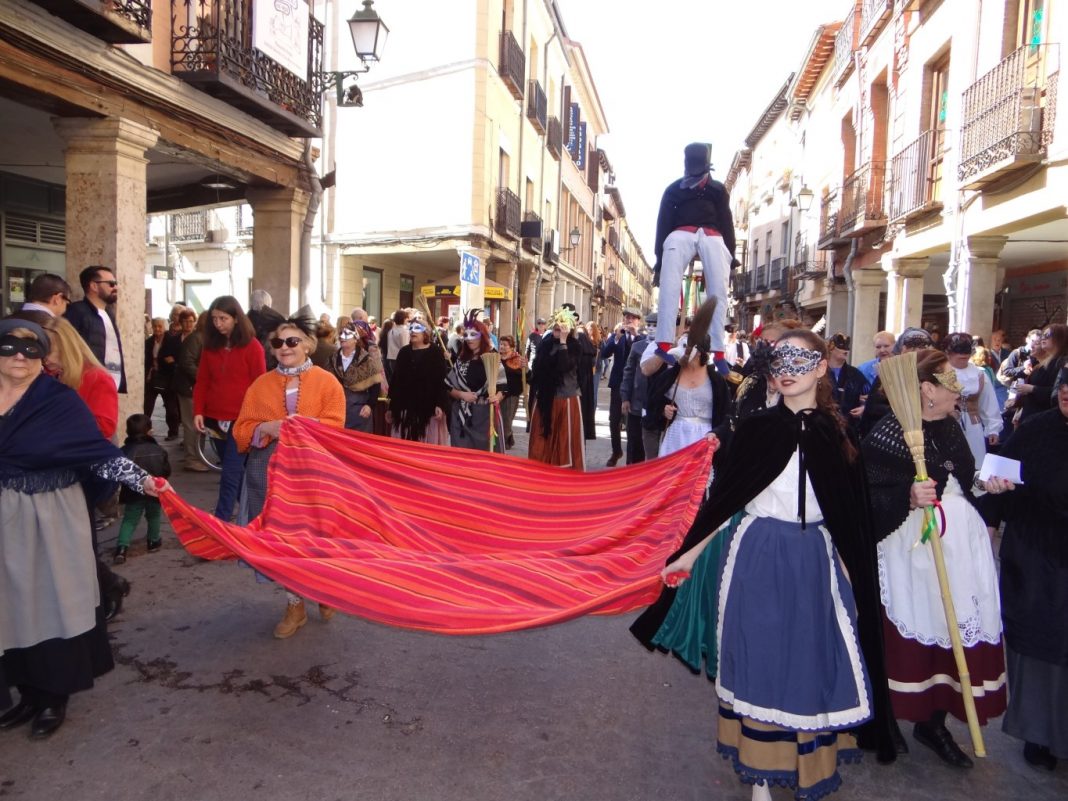 El Pasacalles Manteo del pelele volvió al Carnaval de Alcalá de Henares ...