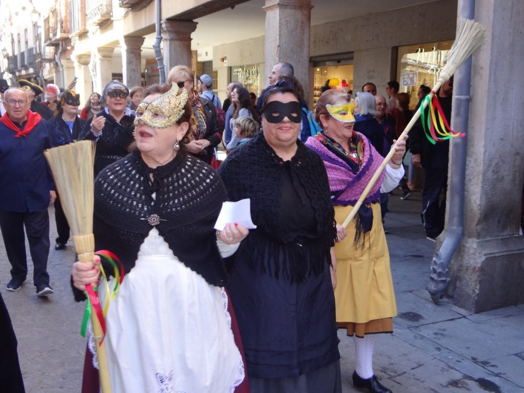 El Pasacalles Manteo del pelele volvió al Carnaval de Alcalá de Henares ...