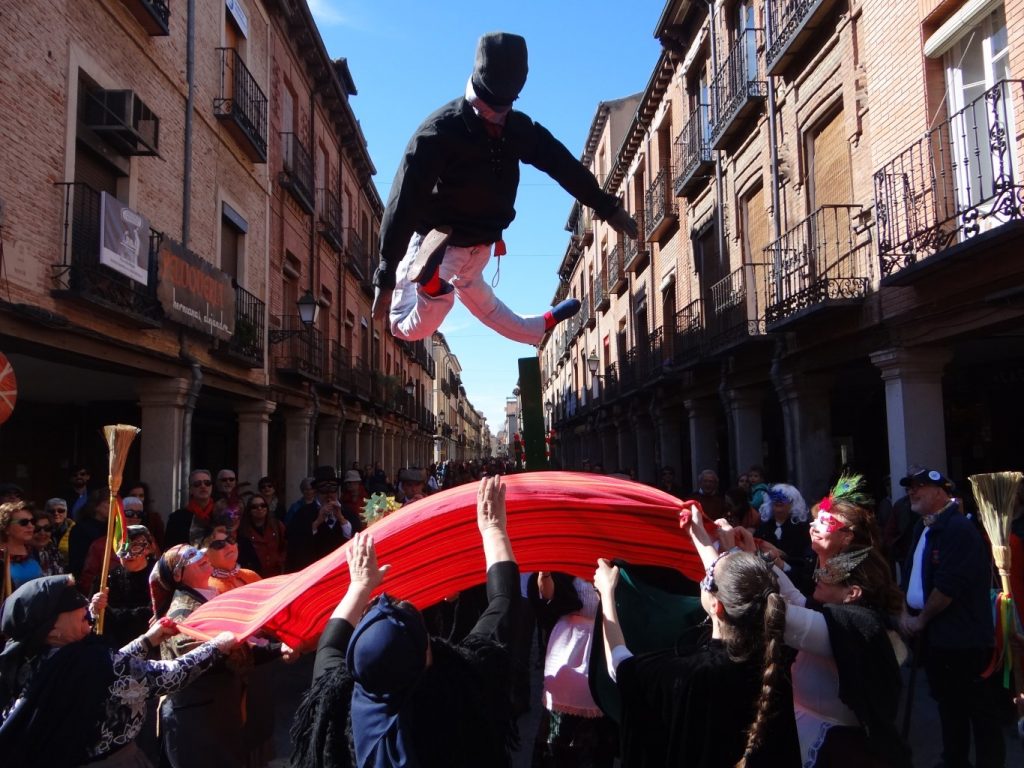 El Pasacalles Manteo del pelele volvió al Carnaval de Alcalá de Henares ...
