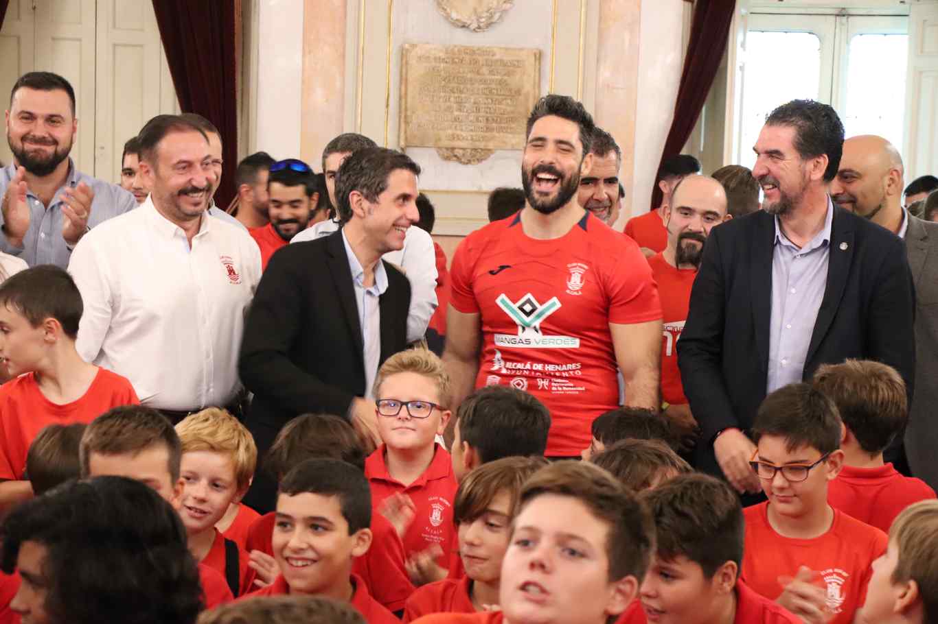Jaime Nava, presentado en el Ayuntamiento como jugador del Rugby Mangas ...