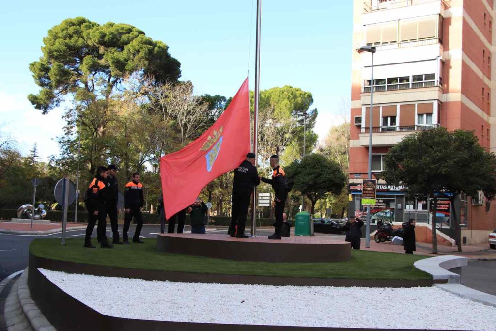 Una gran bandera de Alcalá ondea en la entrada a la ciudad en vía ...