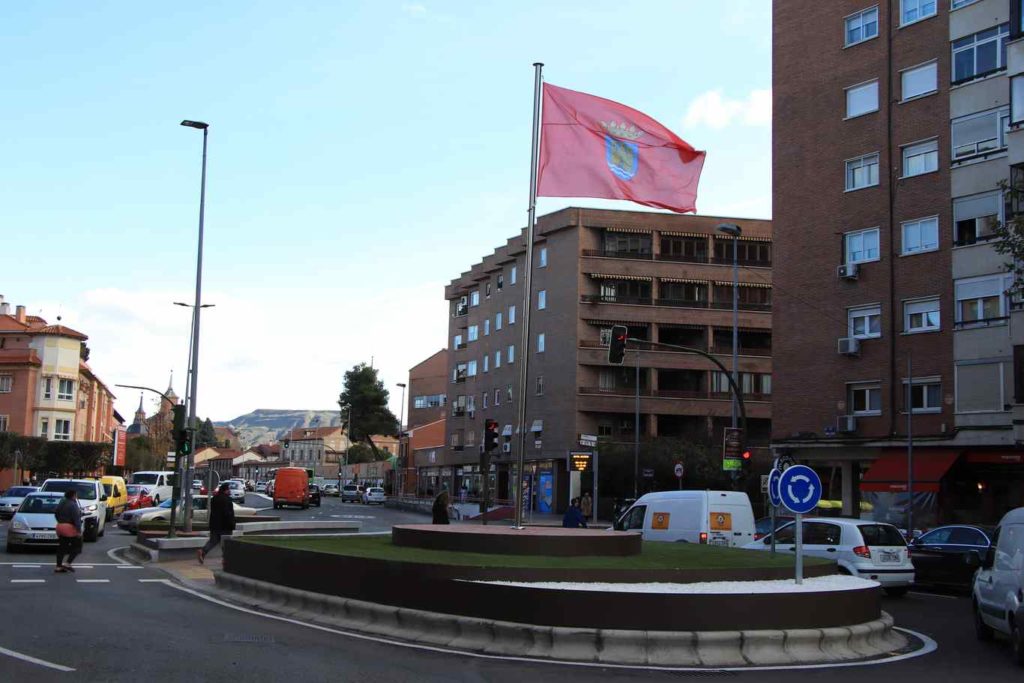 Una gran bandera de Alcalá ondea en la entrada a la ciudad en vía ...