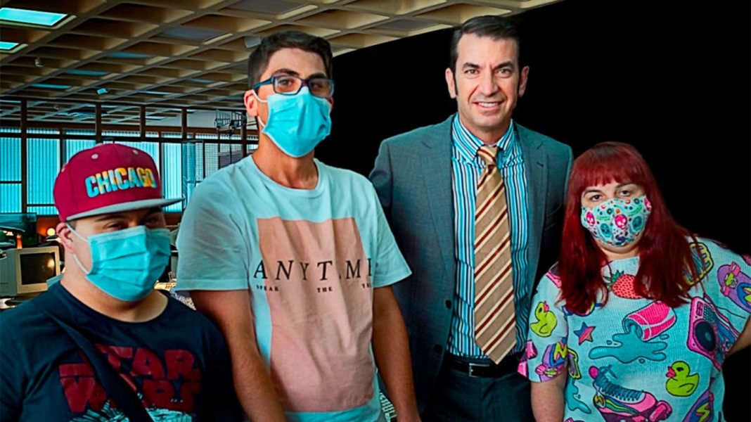 Los famosos vuelven a volcarse con el Calendario 2022 de ALHENA - Dream ...