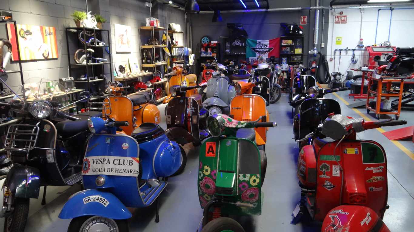 Un taller de Alcalá de Henares te enseña a reparar tu Vespa clásica ...