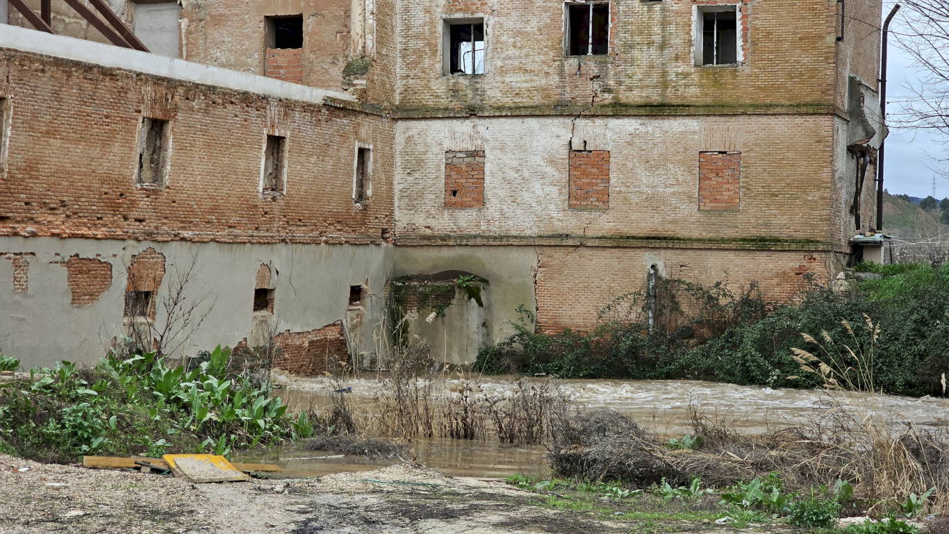 El río Henares finalmente se desborda a su paso por Alcalá de Henares ...