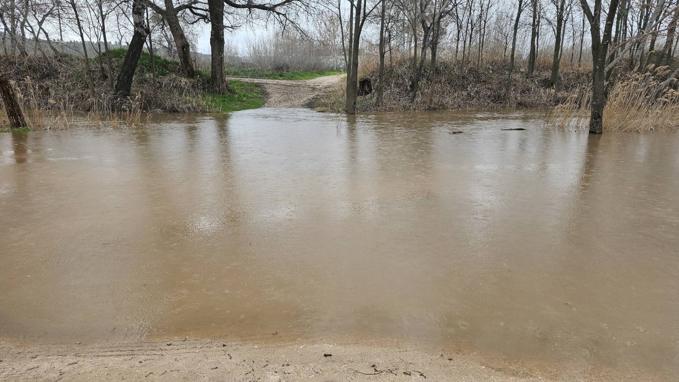 El río Henares finalmente se desborda a su paso por Alcalá de Henares ...