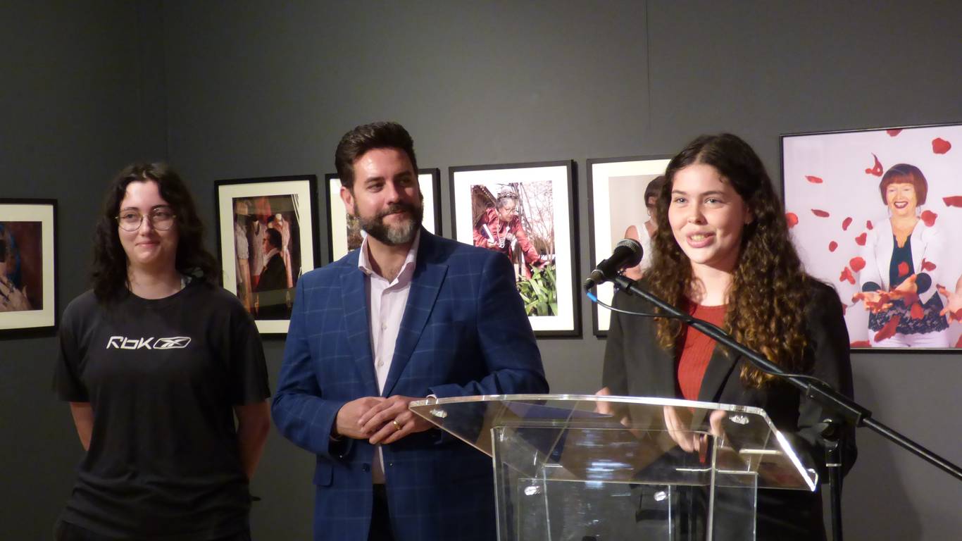 Entre el retrato y la pose: la exposición de la Escuela de Arte Alberto Corazón - Dream Alcalá