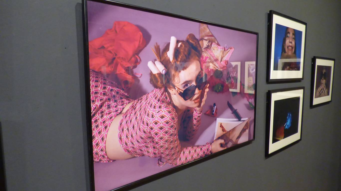 Entre el retrato y la pose: la exposición de la Escuela de Arte Alberto Corazón - Dream Alcalá