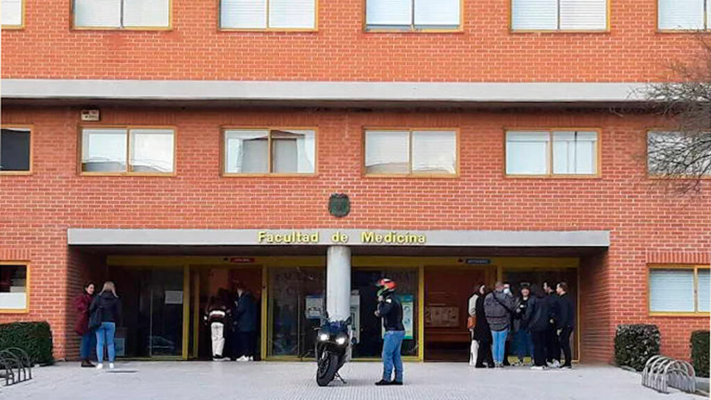 Roshidere porn comic julia invests her time and gives an